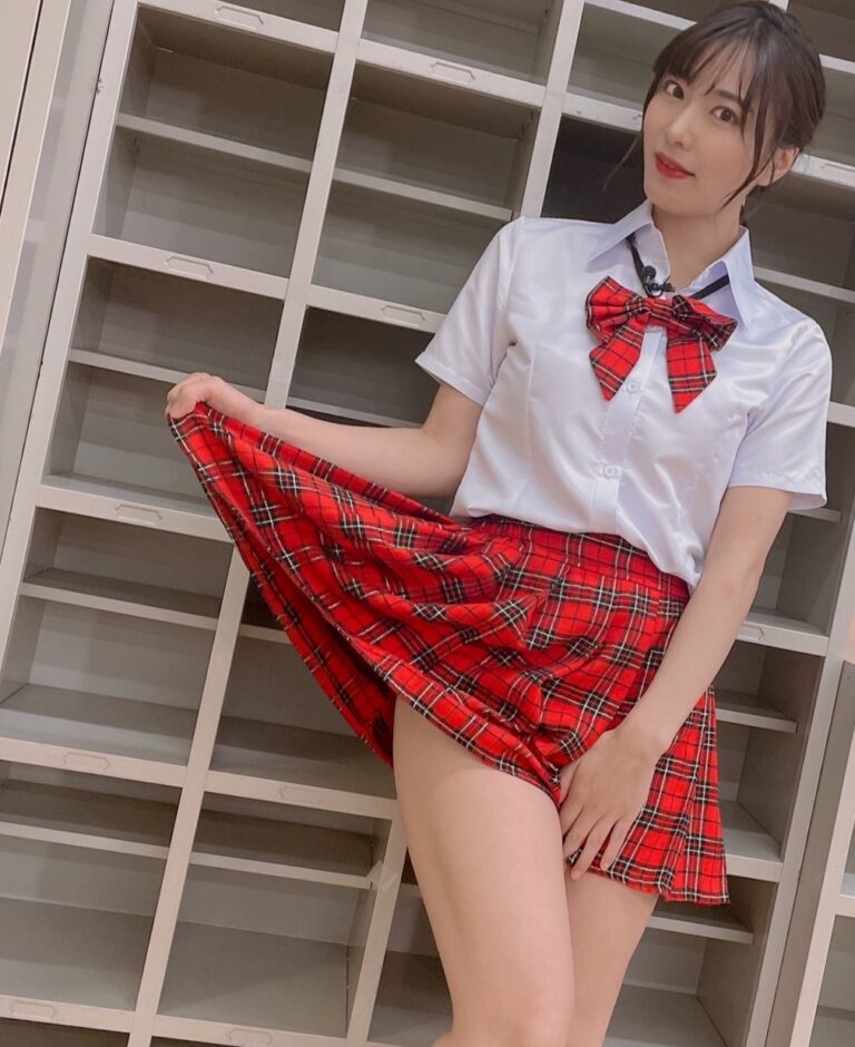水川潤 太ももがエッチなチェック柄プリスカ制服画像