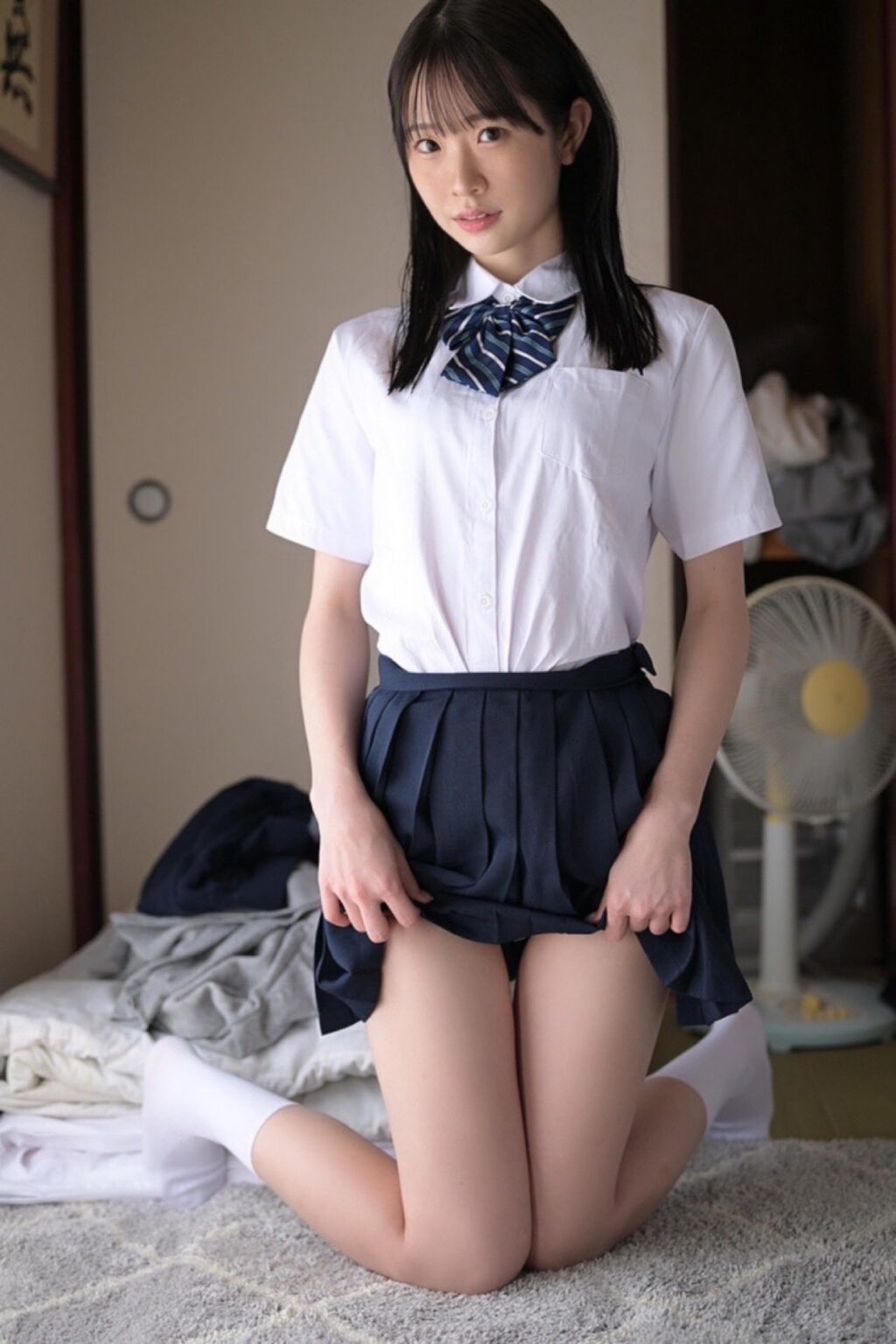 白上咲花 白ソックスなプリスカ制服画像